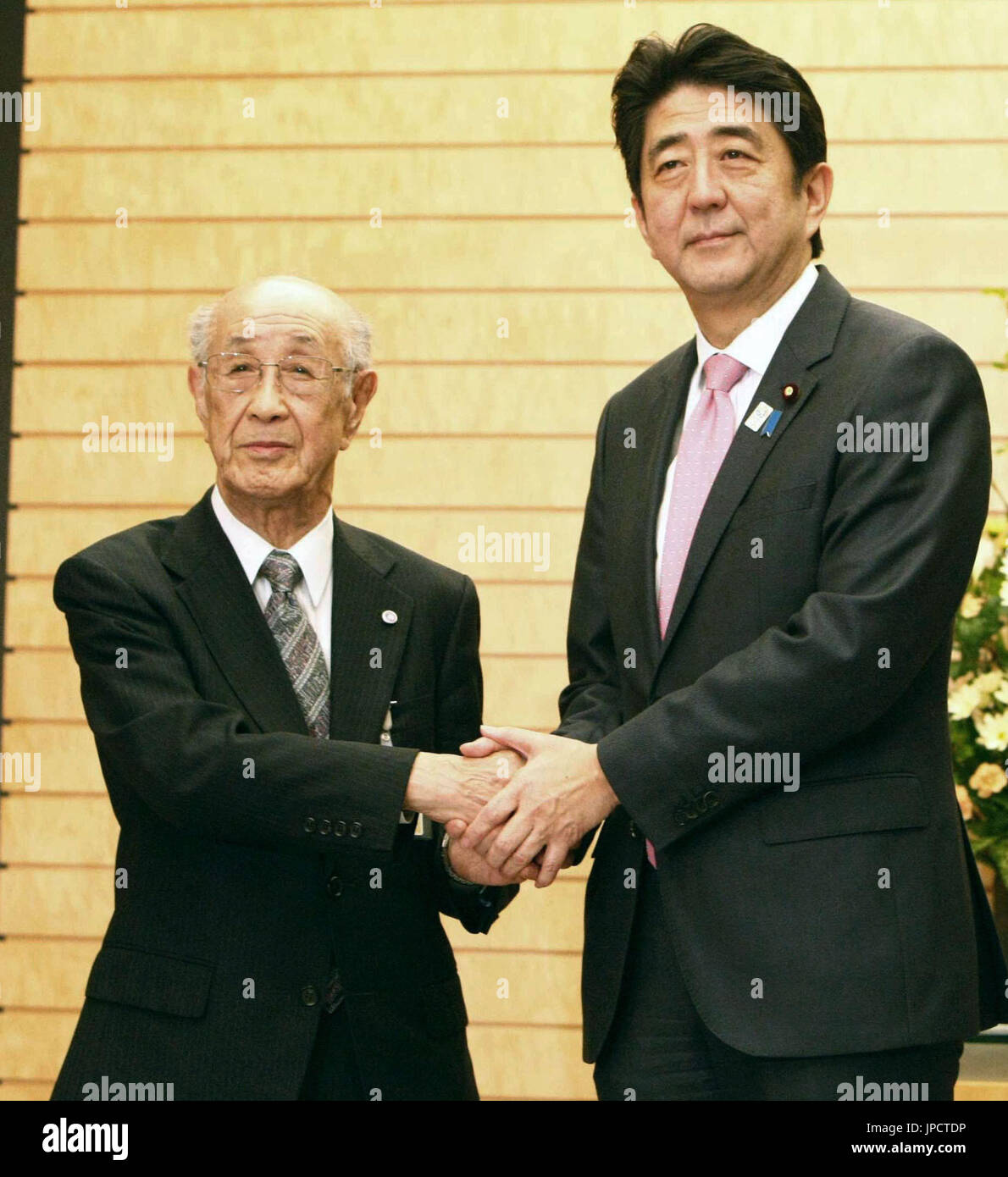 Toshio Koizumi (L), who long led a national movement seeking the return ...