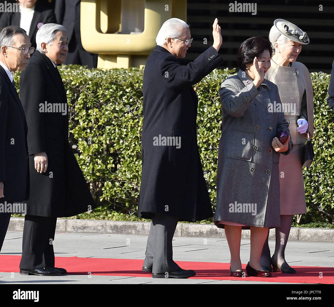 Singapore President Tony Tan (3rd from R) and his wife Mary (2nd from R ...