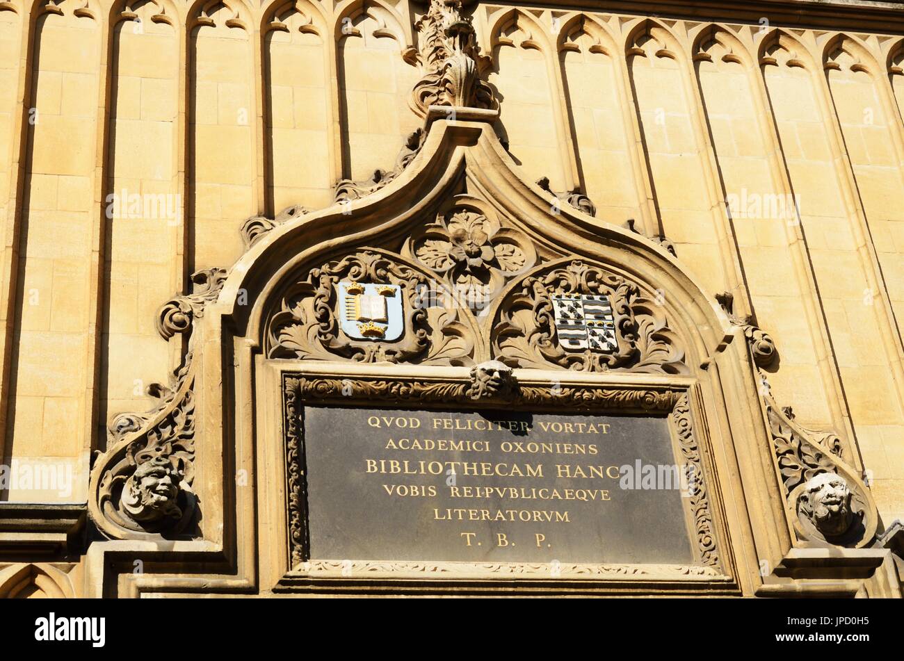 Latin inscription above door of Bodleian Library Stock Photo - Alamy