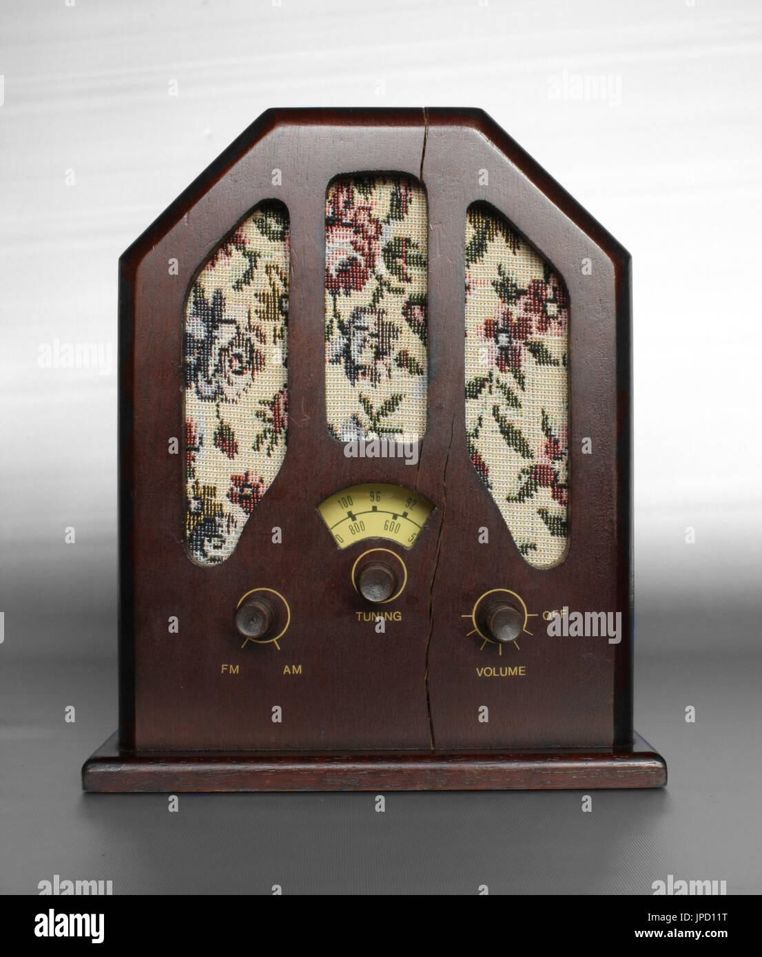 Old wooden radio Stock Photo - Alamy
