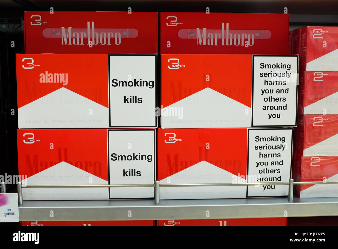 Cigarette packaging showing a "smoking kills" message Stock Photo - Alamy