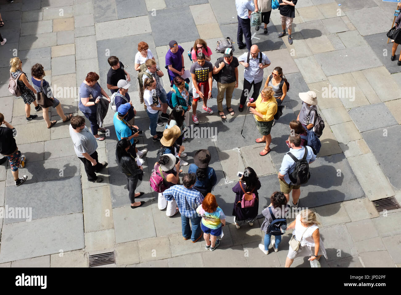 A tour guide talks to tourists in the English city of Bath Stock Photo ...
