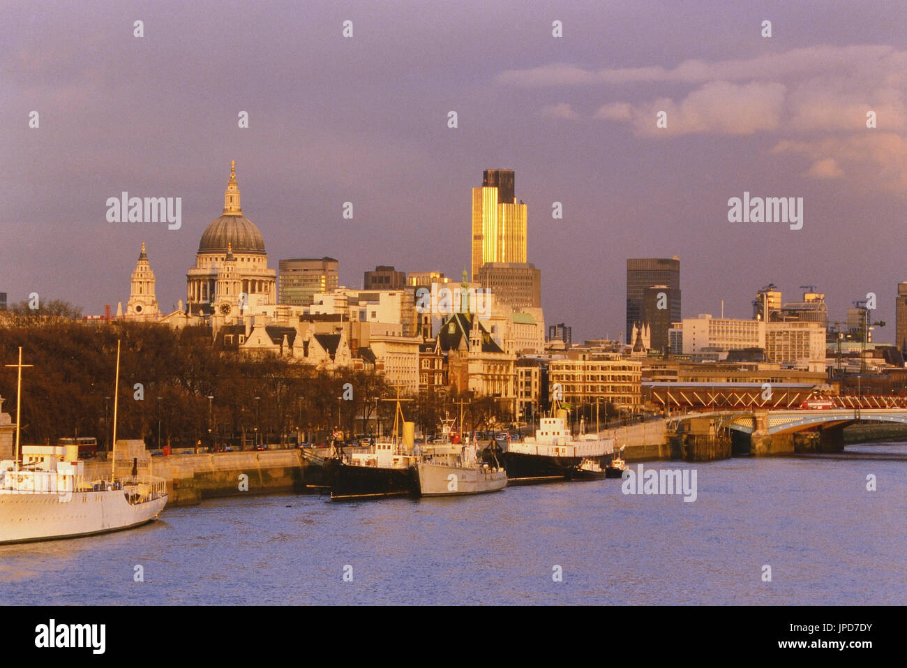 1980s london skyline hi-res stock photography and images - Alamy
