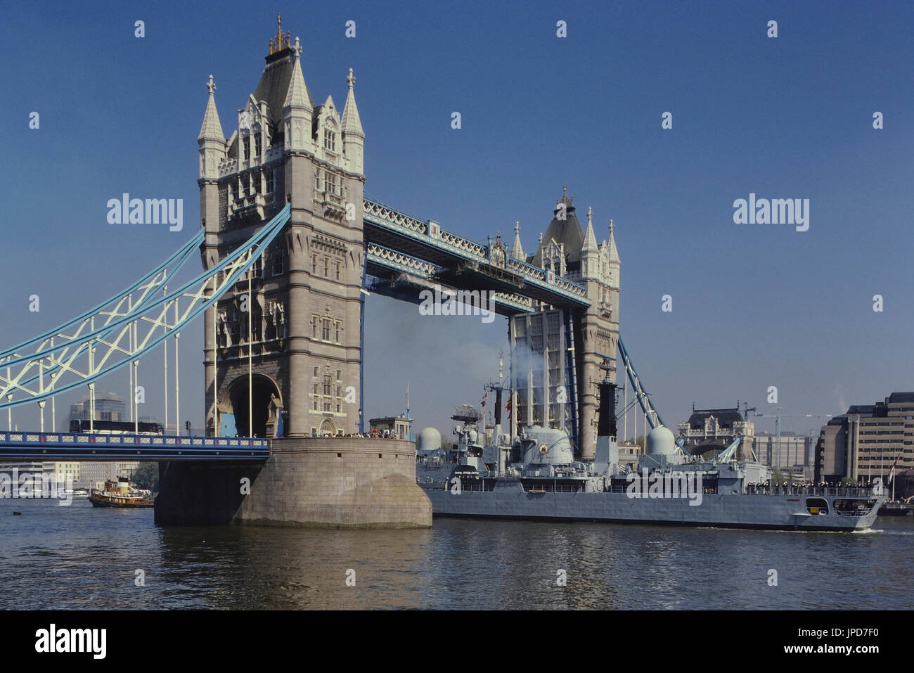 Tower Bridge opens up to let HMS Edinburgh, a type 42 destroyer of the ...