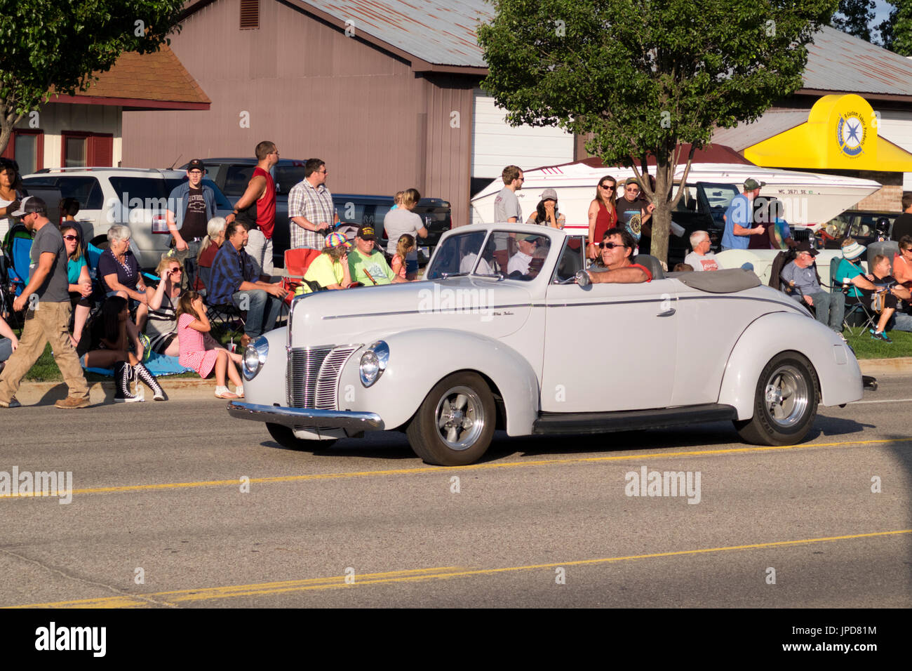 Ford Deluxe convertible participates in the 2017 annual Cruz-In parade ...