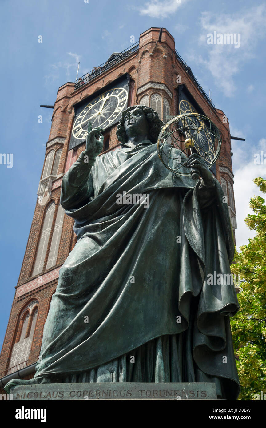 Statue of Nicolaus Copernicus and Old City Hall in Torun Old Town ...