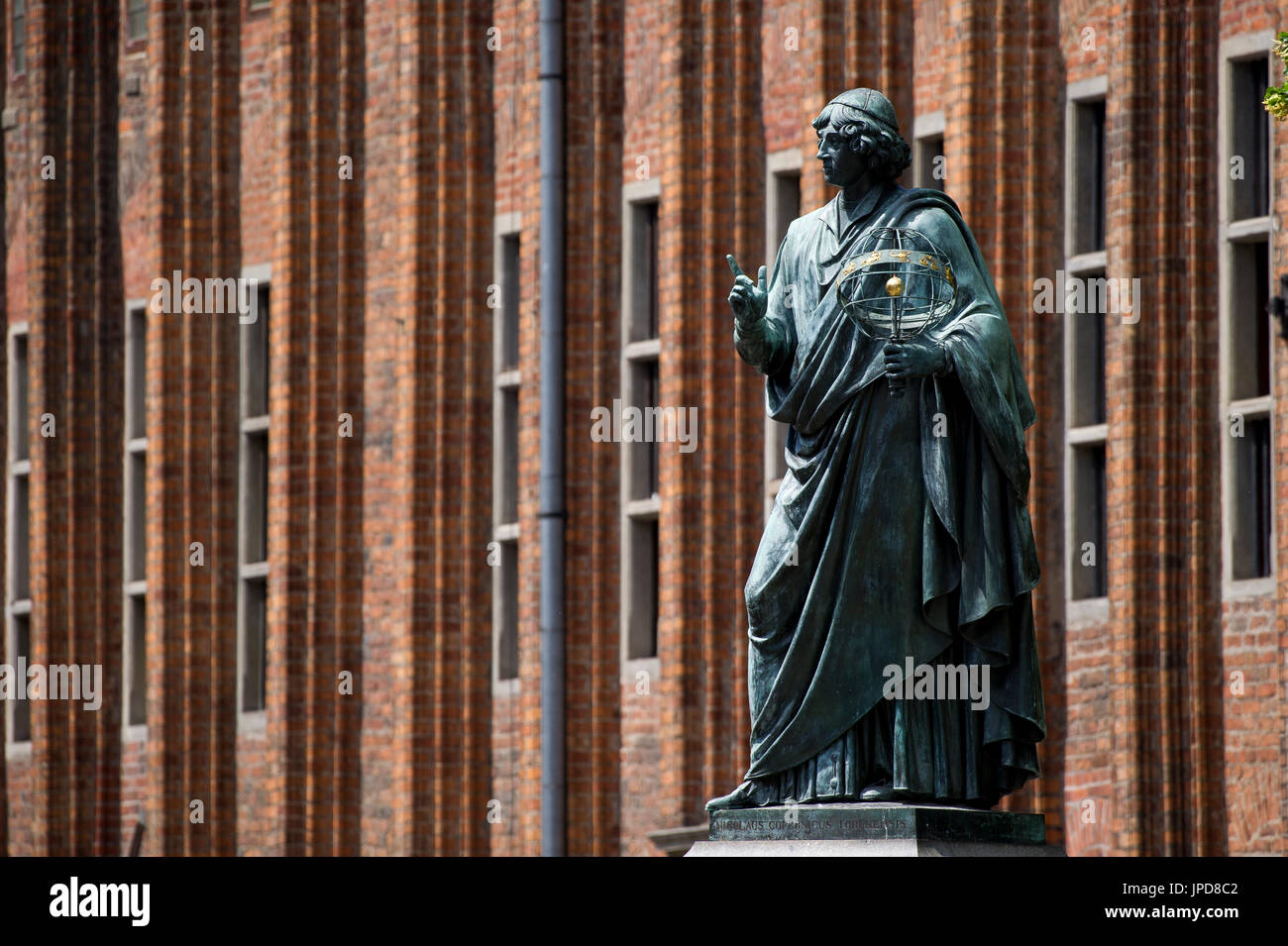 Statue of Nicolaus Copernicus and Old City Hall in Torun Old Town ...