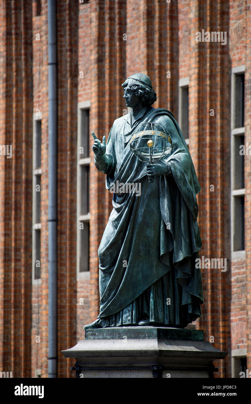Statue of Nicolaus Copernicus and Old City Hall in Torun Old Town ...