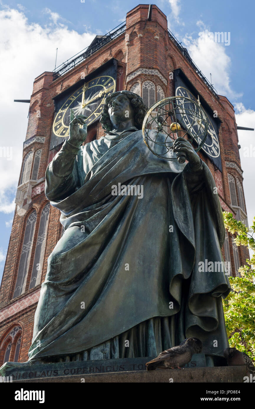 Statue of Nicolaus Copernicus and Old City Hall in Torun Old Town ...