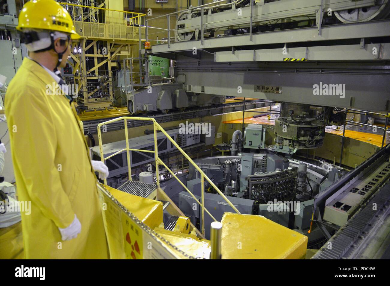 The Japan Atomic Energy Agency opens the inside of the reactor ...