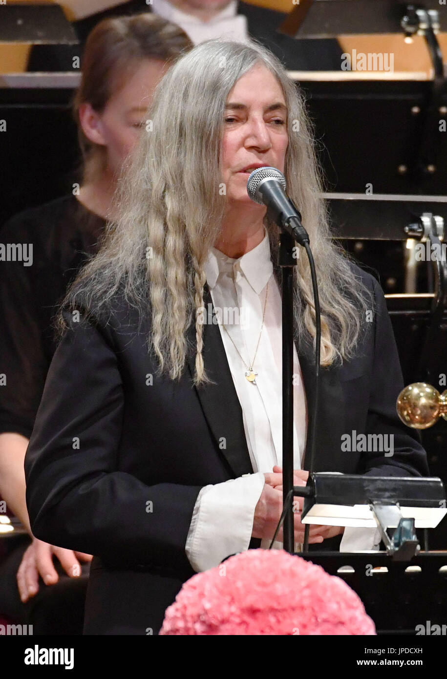 Singer Patti Smith sings one of Bob Dylan's classics, "A Hard Rain's A ...
