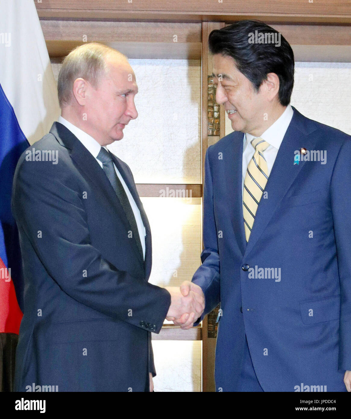 Russian President Vladimir Putin (L) and Japanese Prime Minister Shinzo ...