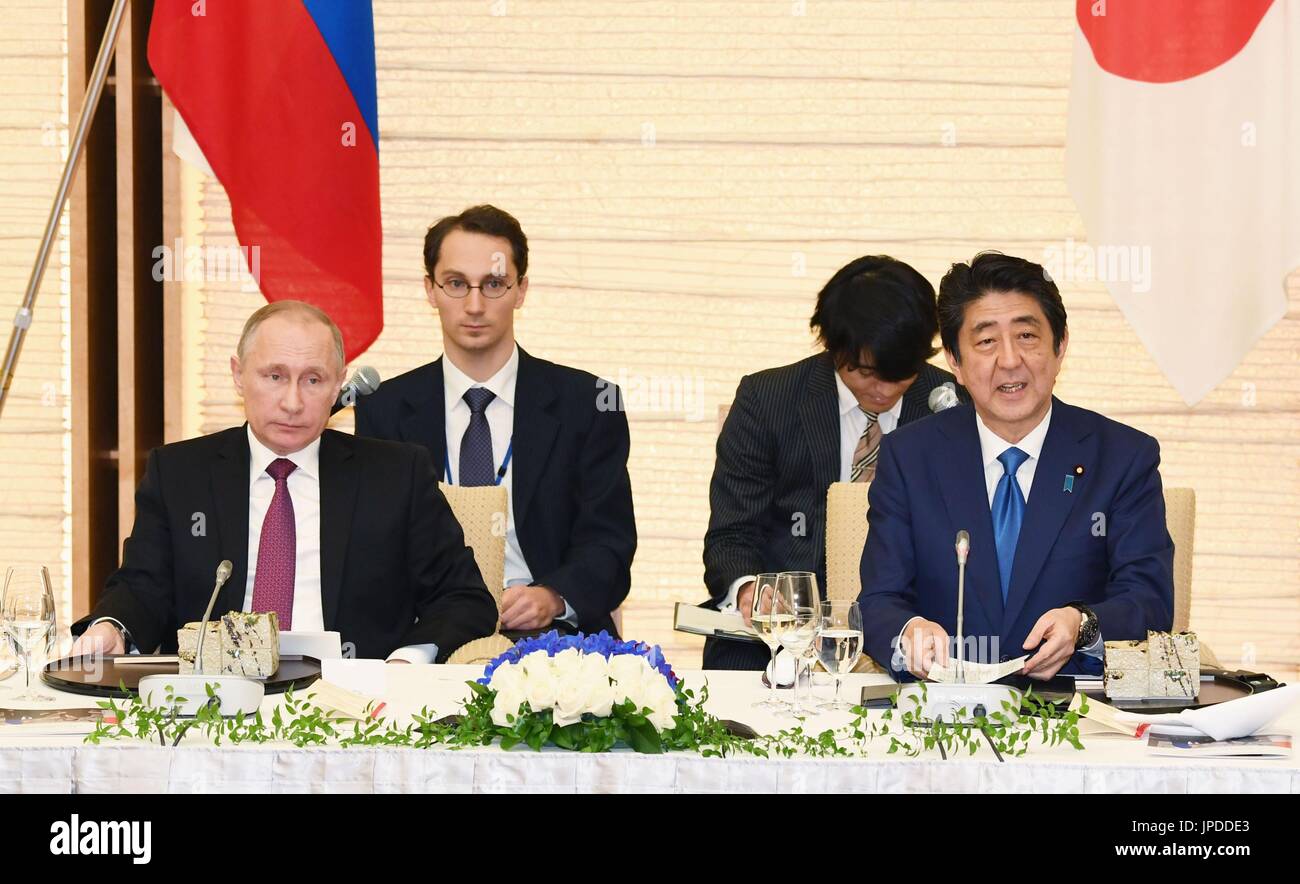 Russian President Vladimir Putin (L) and Japanese Prime Minister Shinzo ...