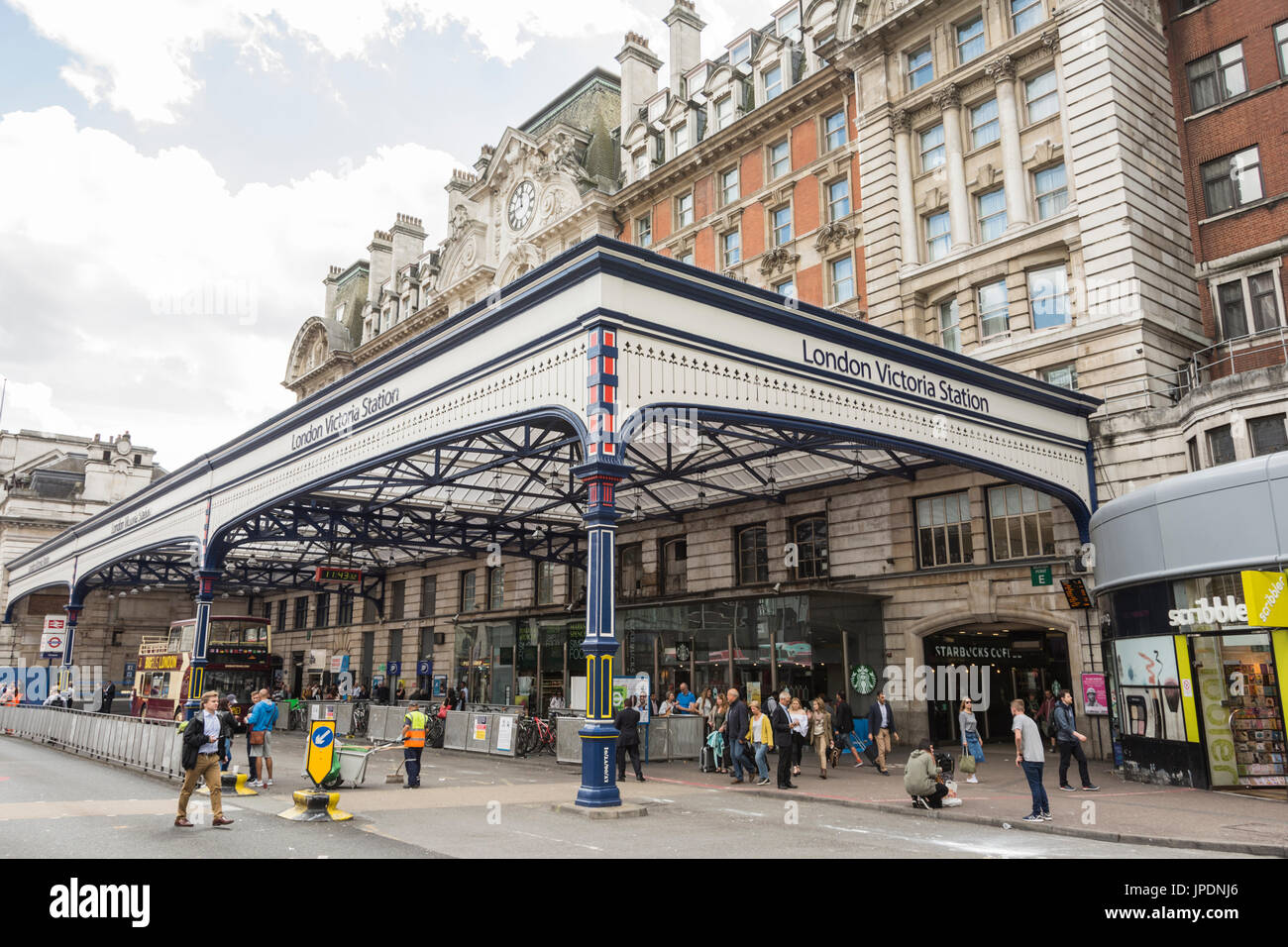 Victoria Station, Victoria, London, England, UK Stock Photo - Alamy
