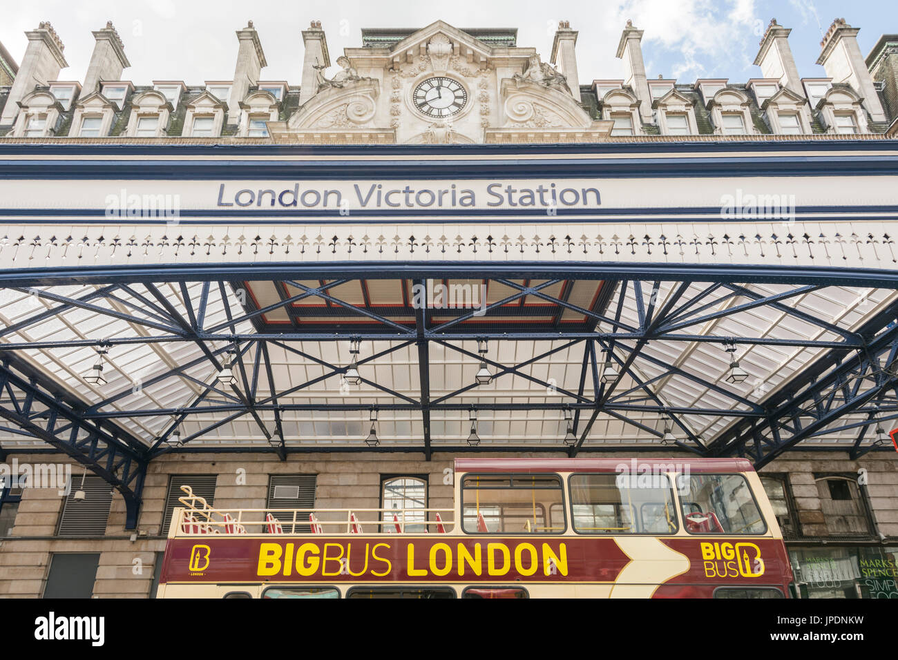 Victoria Station, Victoria, London, England, UK Stock Photo - Alamy