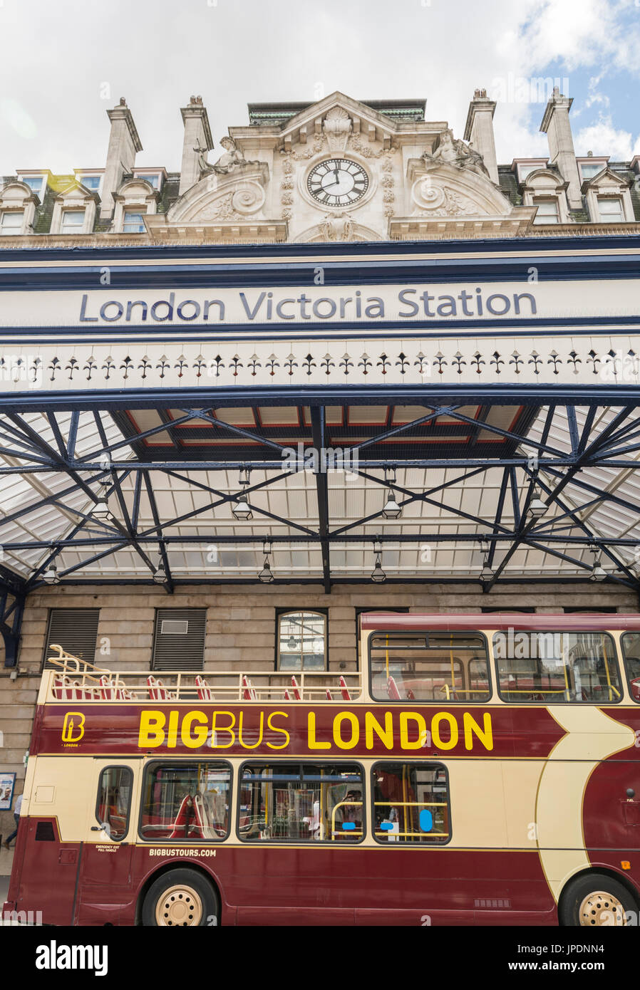 Victoria bus station london hi-res stock photography and images - Alamy