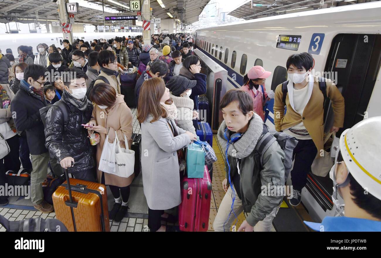 People crowd on a shinkansen bullet train platform at JR Tokyo Station ...
