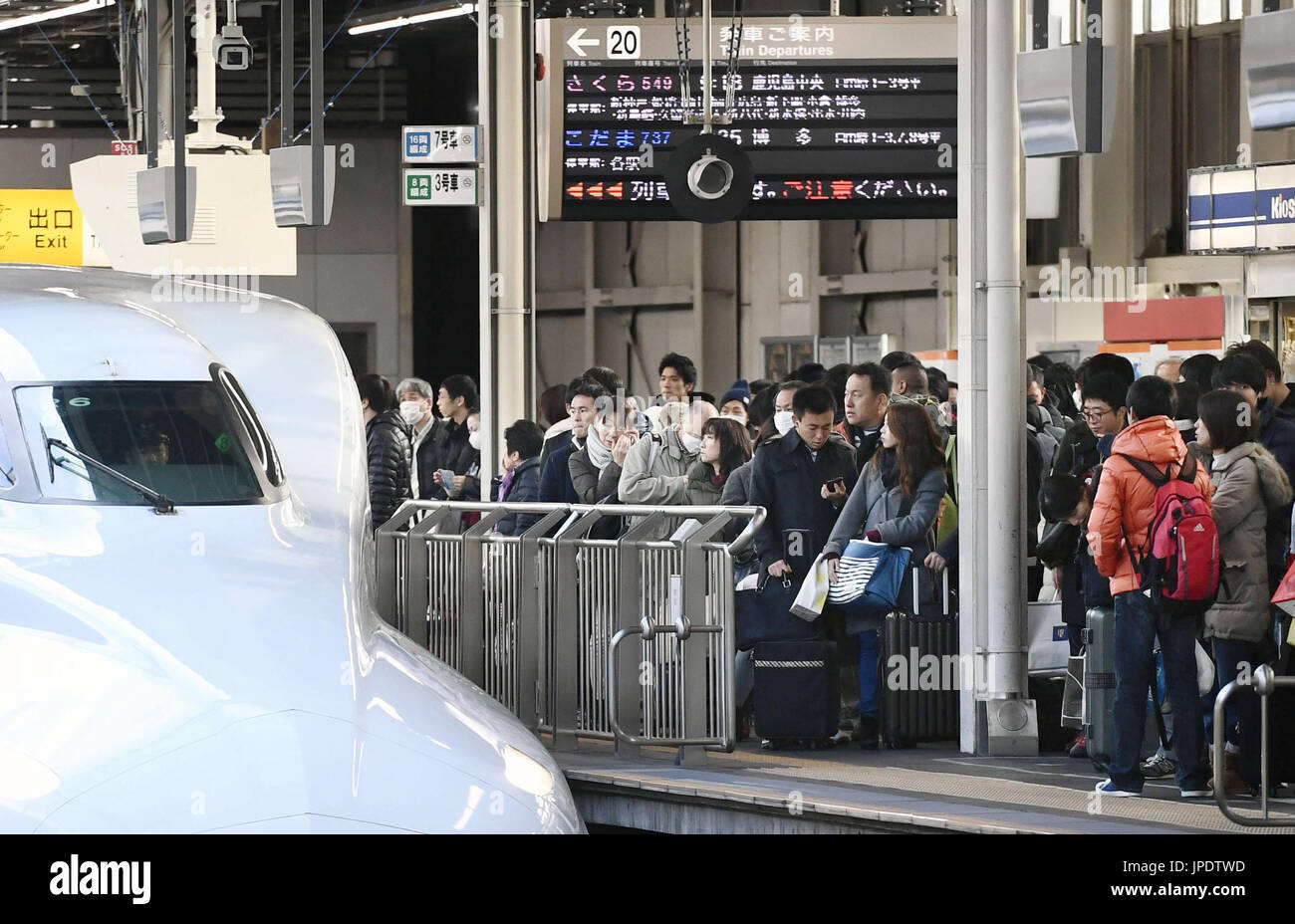 People crowd on a shinkansen bullet train platform at JR Shin-Osaka ...