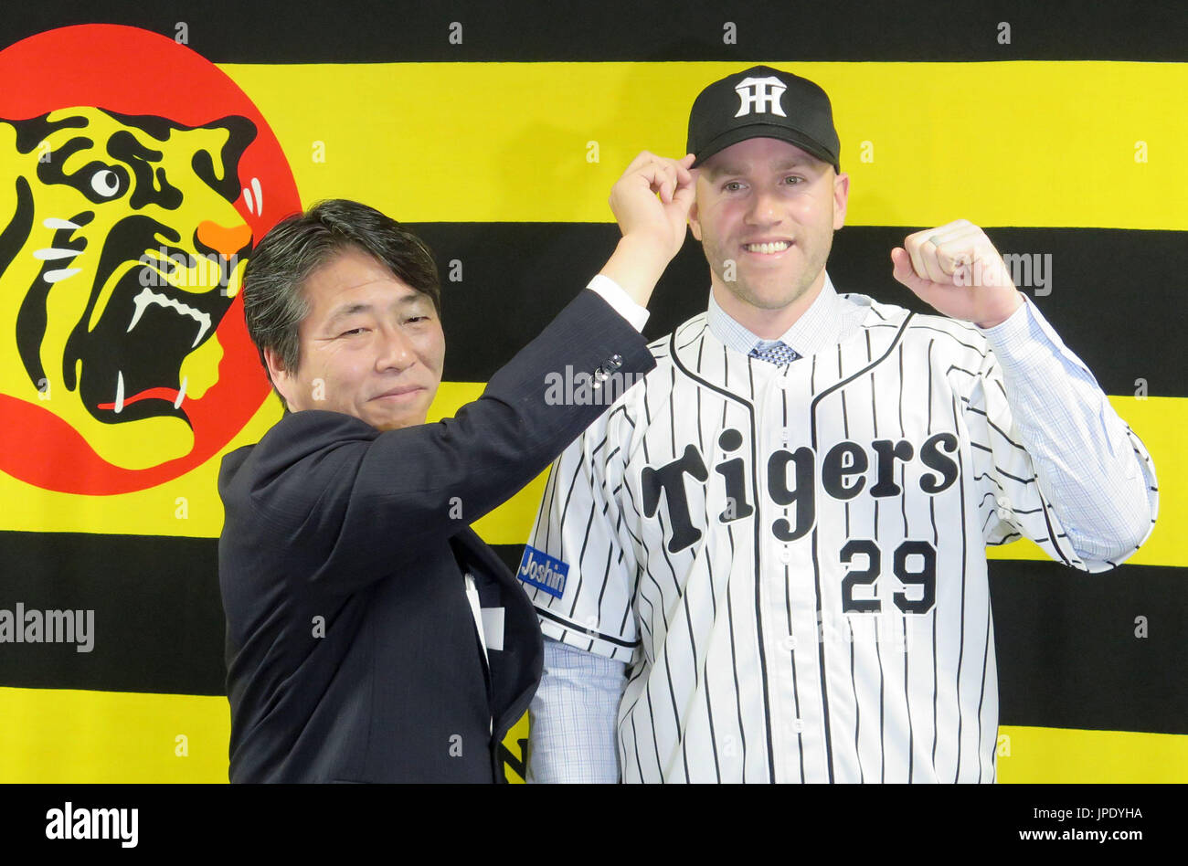 Former New York Mets infielder Eric Campbell (R) poses for a photo as ...