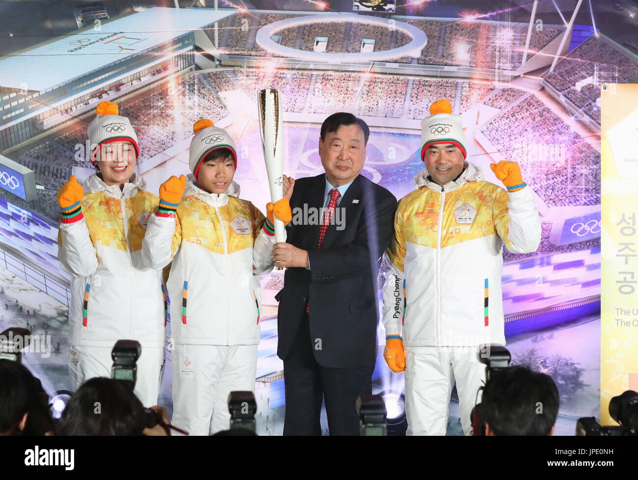 Lee Hee Beom (2nd from R), organizing committee chief of the 2018 ...