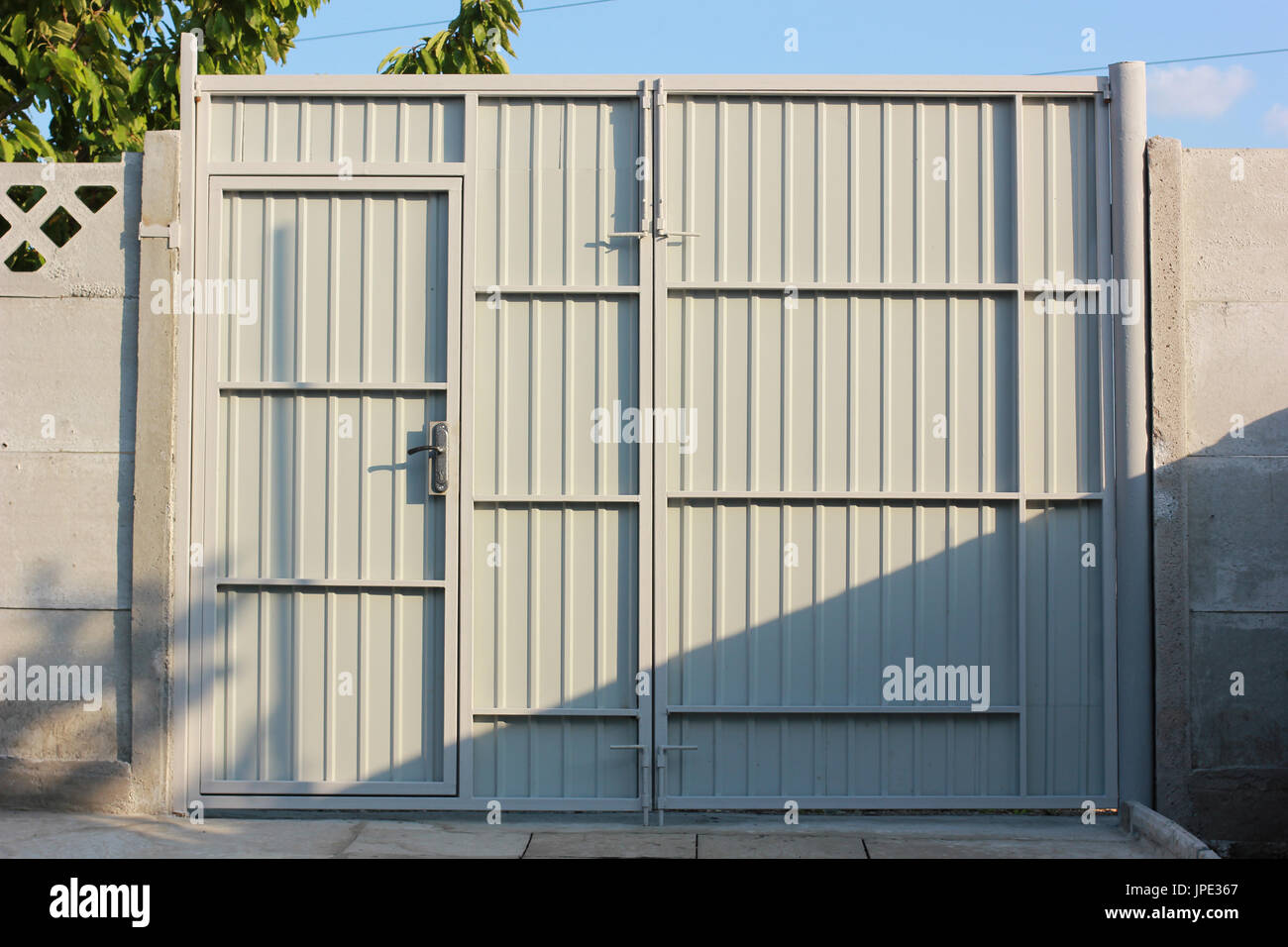 Metal gate construction Stock Photo - Alamy