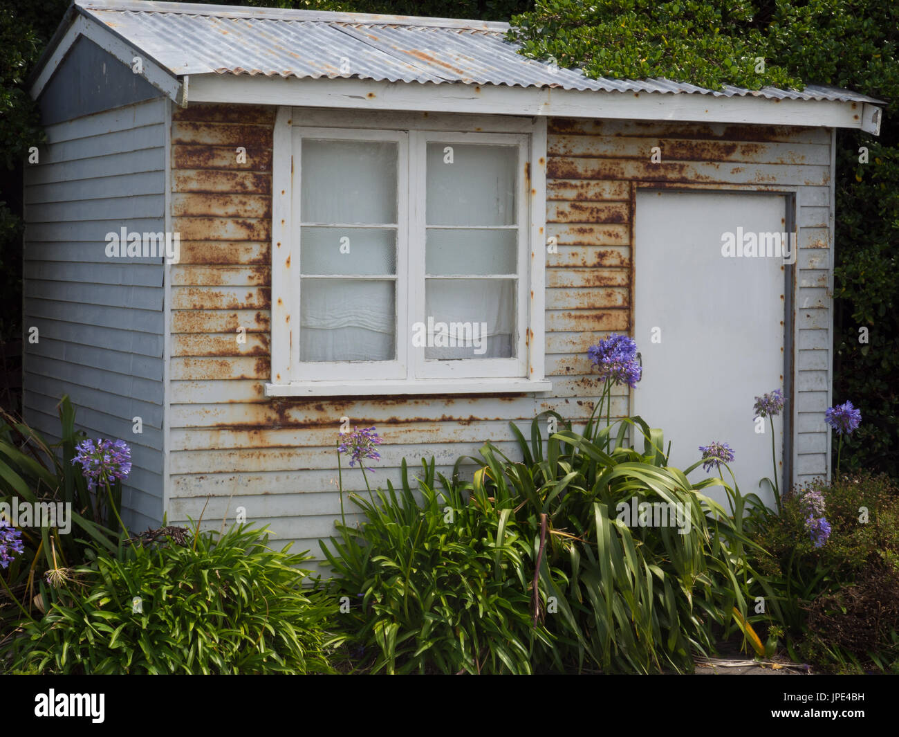 Rusted shed with windows hi-res stock photography and images - Alamy