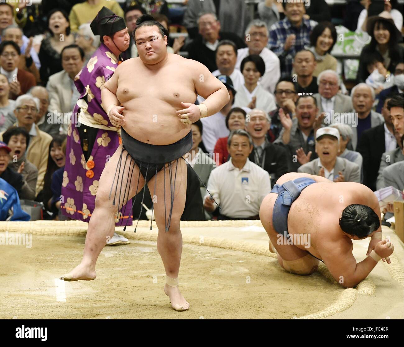 New grand champion Kisenosato (R) defeats sekiwake Kotoshogiku on the ...