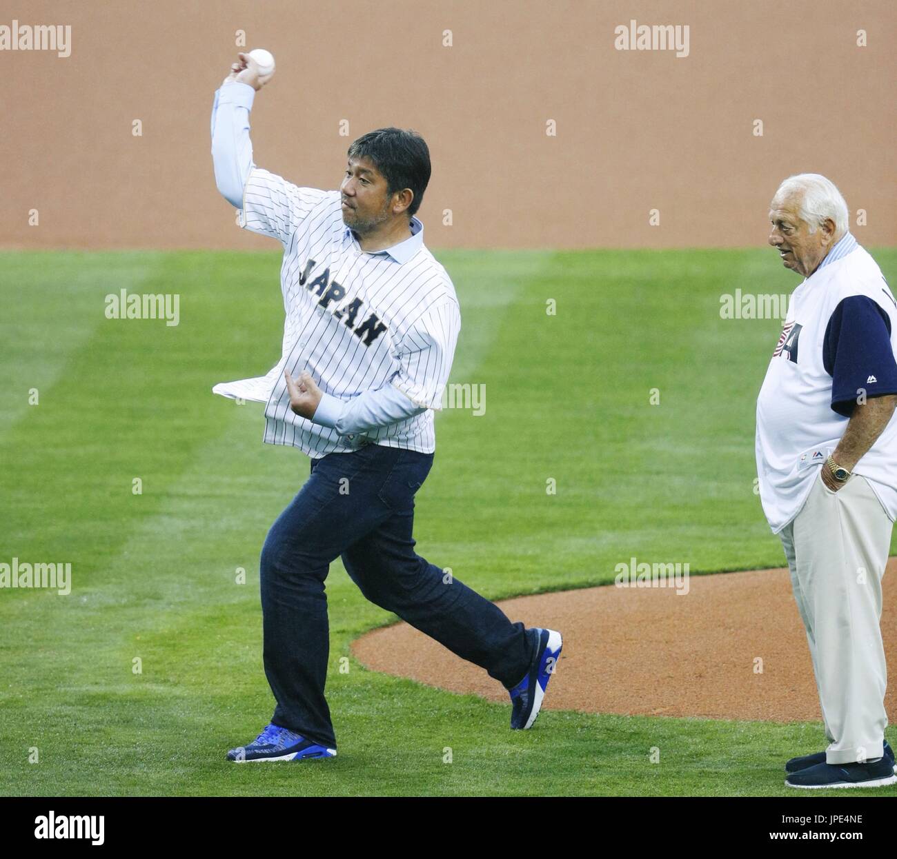 Former Los Angeles Dodgers pitcher Hideo Nomo (L) throws out the ...