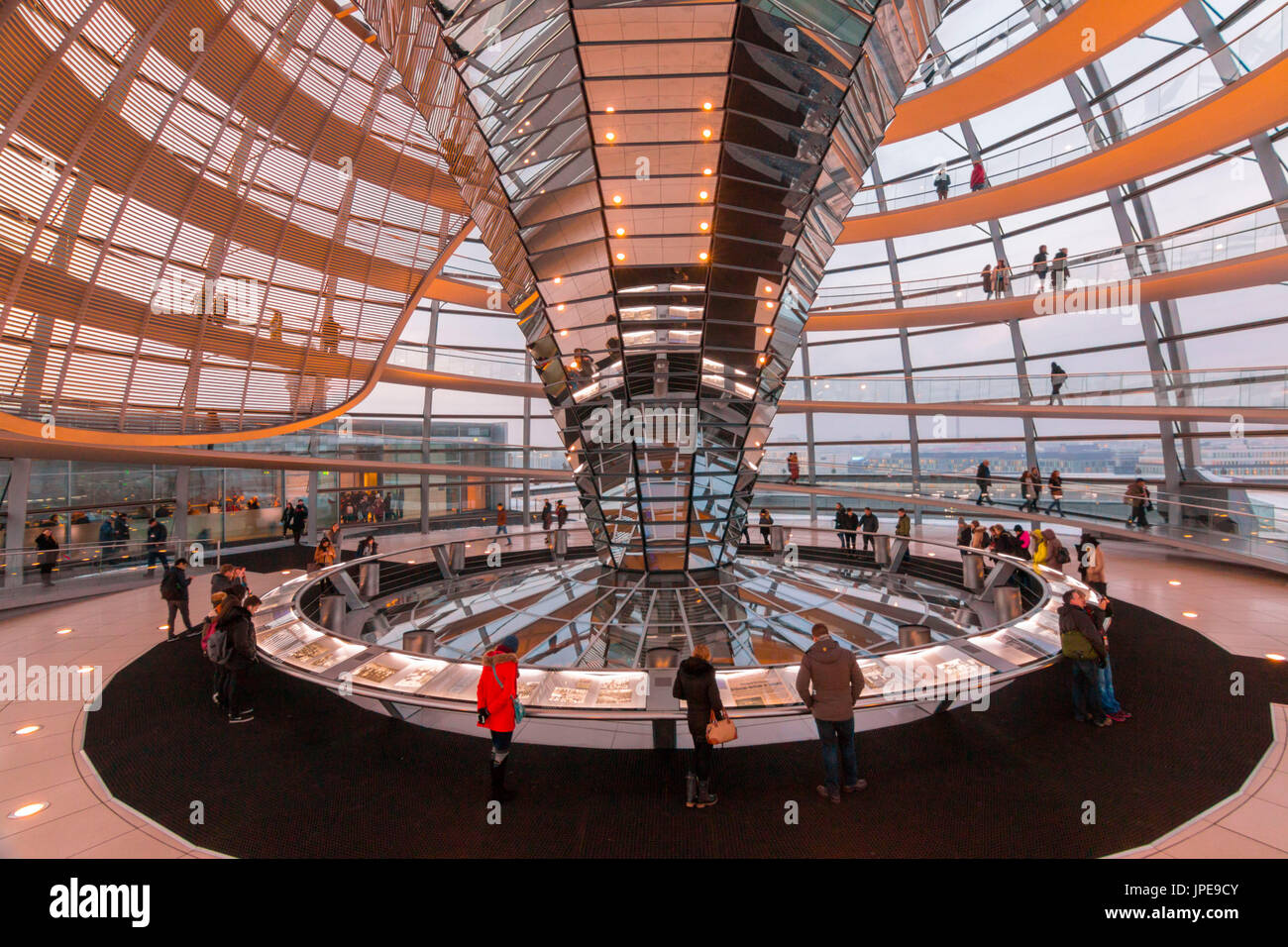 Dome of the reichstag hi-res stock photography and images - Alamy