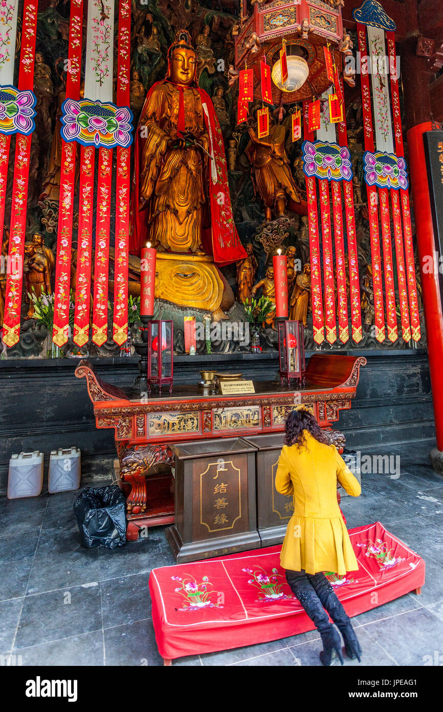 China offerings temple hi-res stock photography and images - Alamy