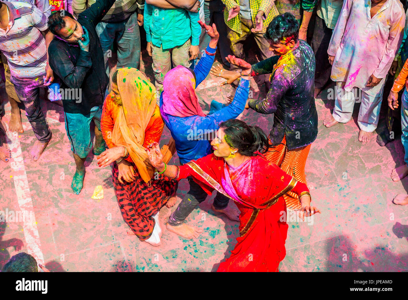 India holi dancing hi-res stock photography and images - Alamy