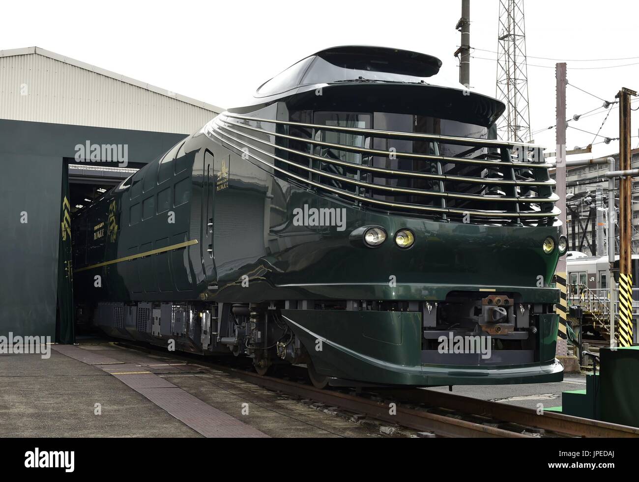 "Twilight Express Mizukaze," a 10-coach luxury express train of West ...