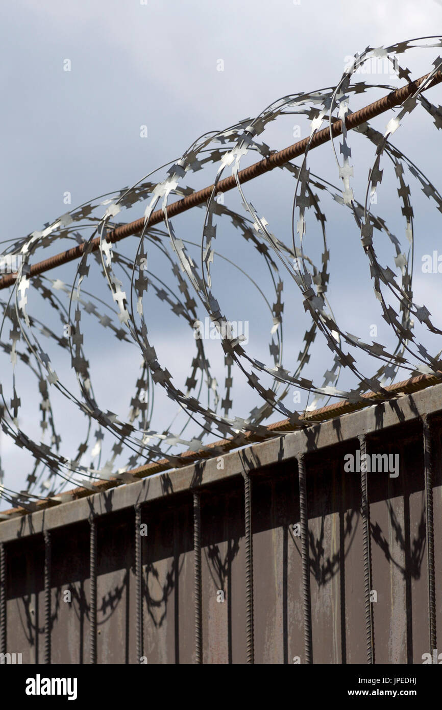 Spiky barbed wire fencing hi-res stock photography and images - Alamy