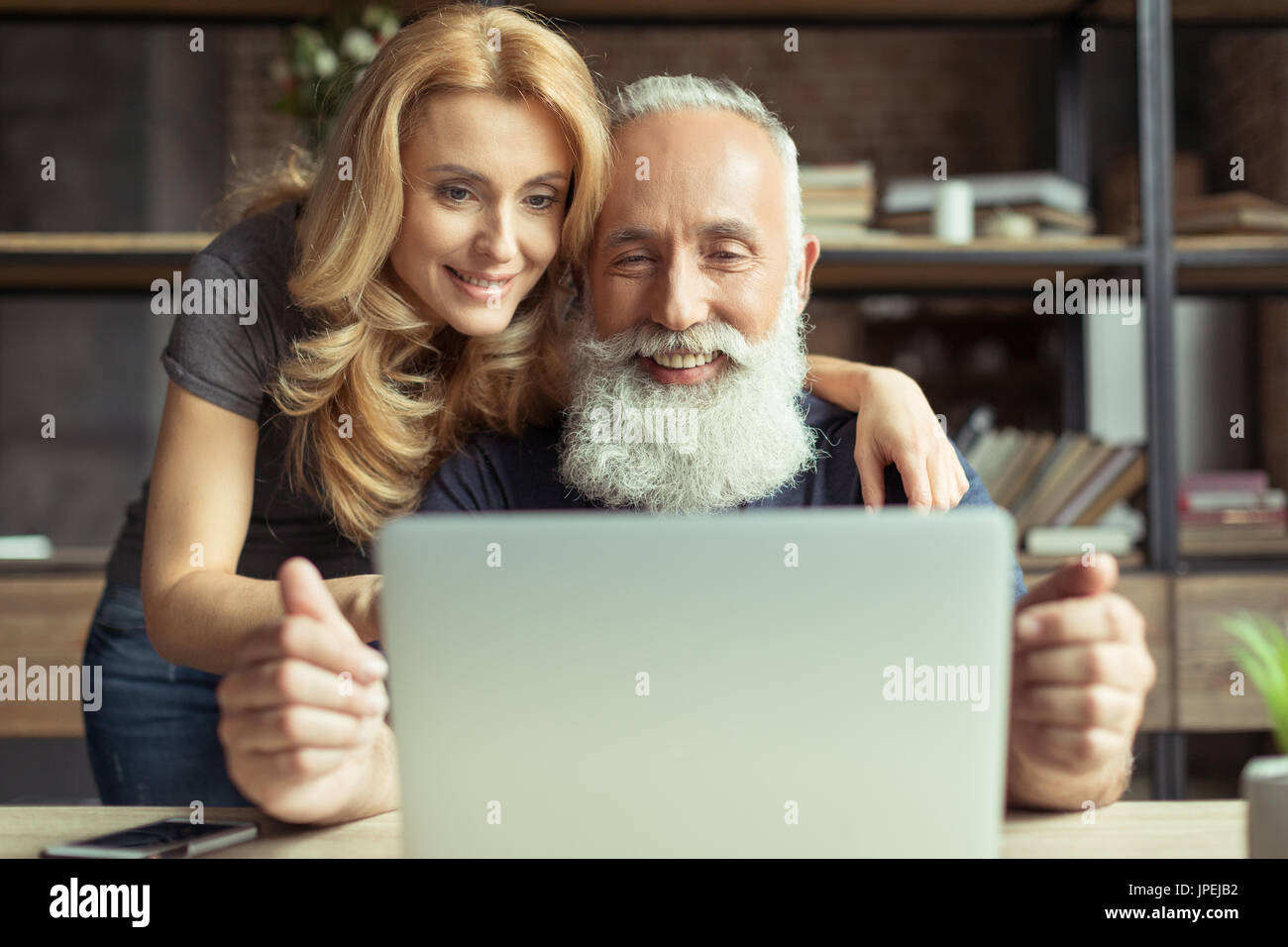 Family using tech hi-res stock photography and images - Alamy