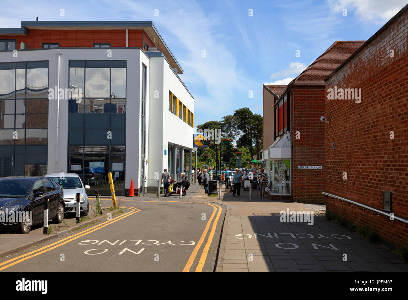 Sign signage painted double red lines hi-res stock photography and ...