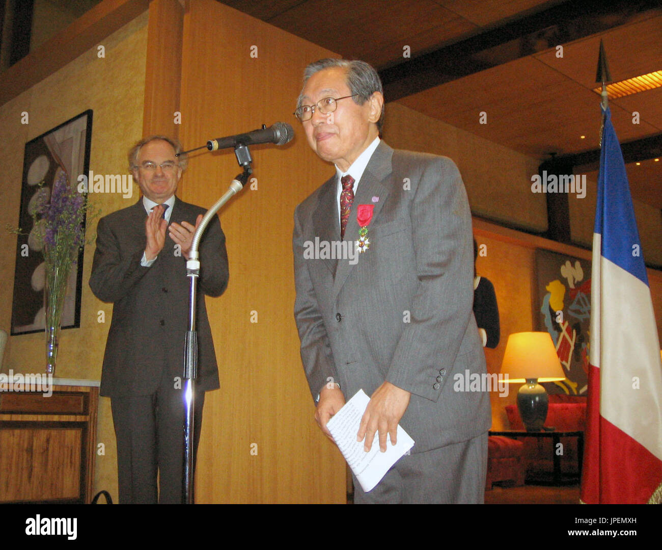 File photo taken in June 2004 shows renowned poet Makoto Ooka attending a ceremony to receive L ...