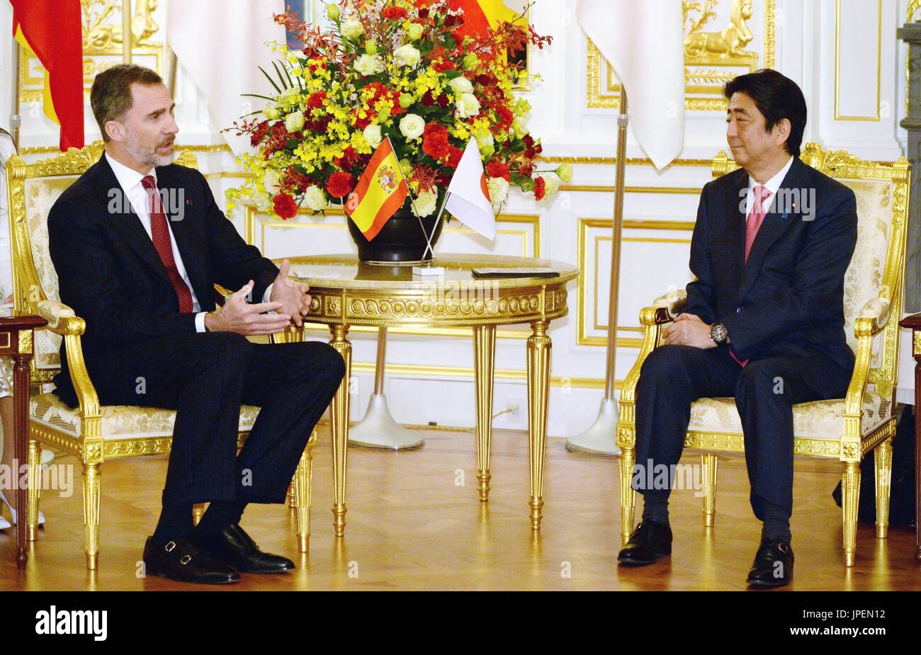 Spain's King Felipe VI (L) meets with Japanese Prime Minister Shinzo ...