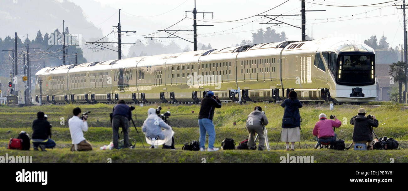Fans take pictures of East Japan Railway Co.'s new Train Suite Shiki ...