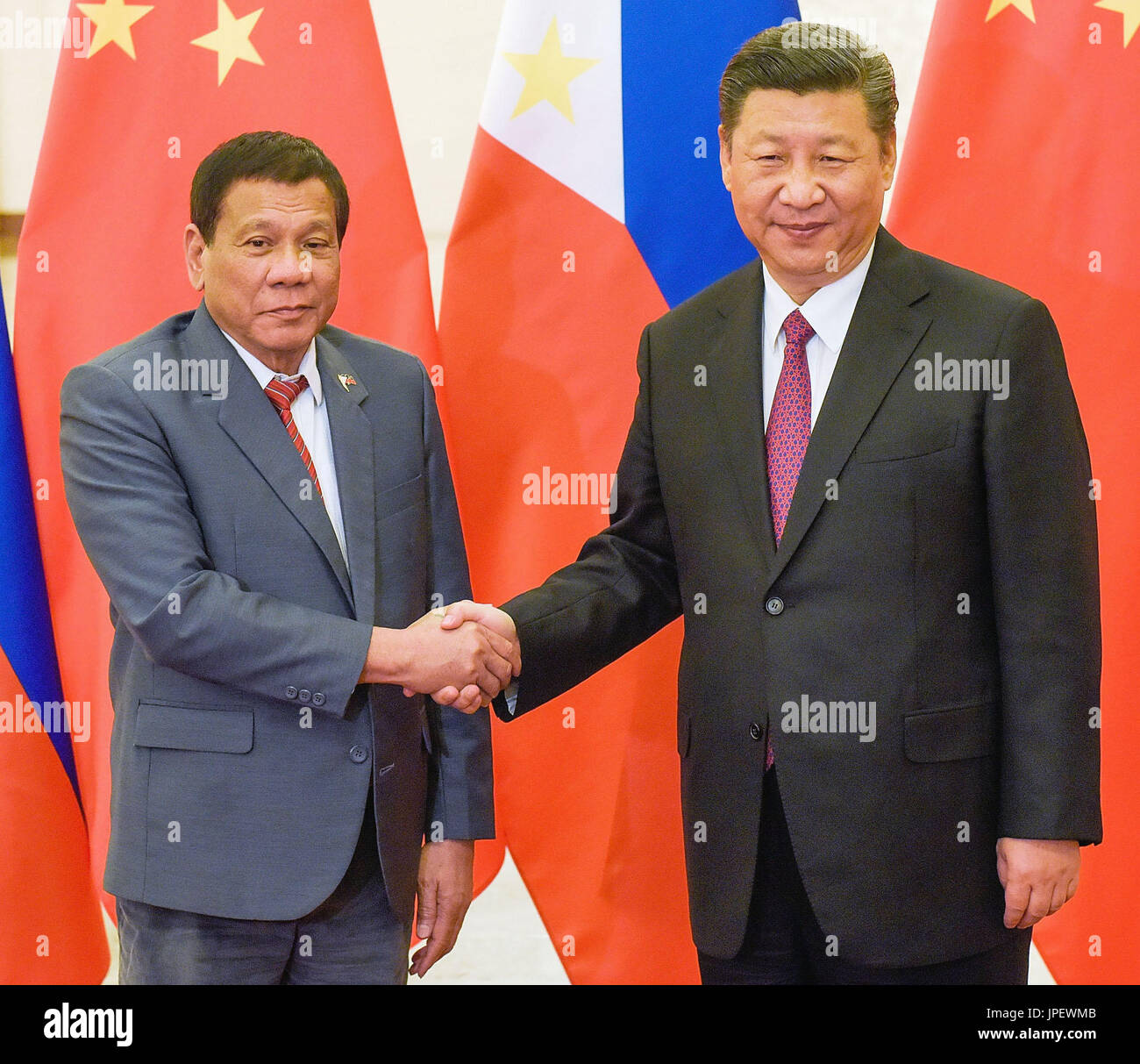 Philippine President Rodrigo Duterte (L) and his Chinese counterpart Xi ...