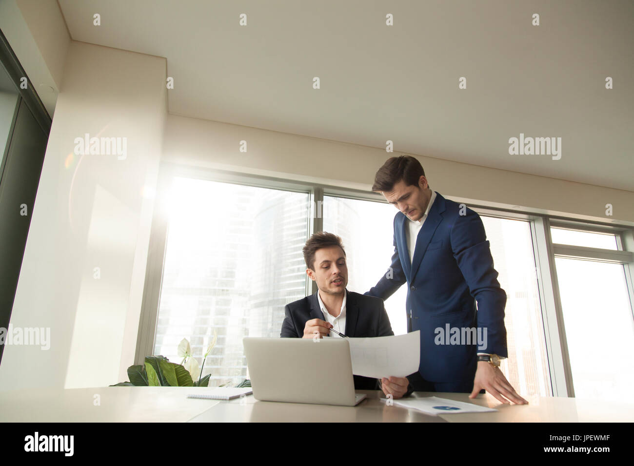 Employee talking boss hi-res stock photography and images - Alamy