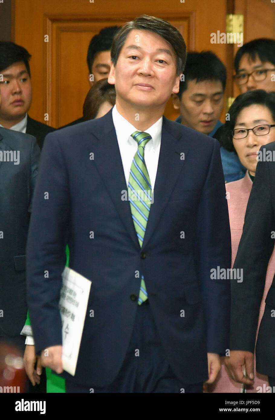 Ahn Cheol Soo of the People's Party arrives at the central election ...