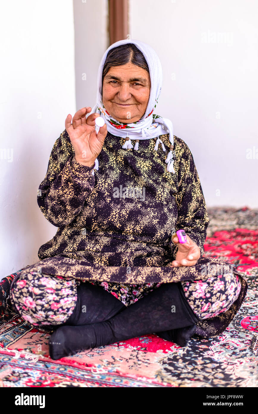 Beautiful woman iran iranian hi-res stock photography and images - Alamy