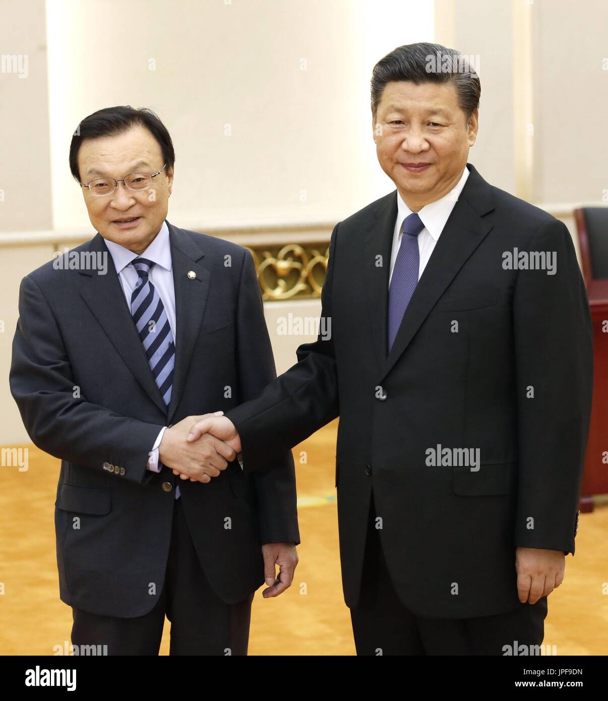 Chinese President Xi Jinping (R) and Lee Hae Chan, a special envoy of ...
