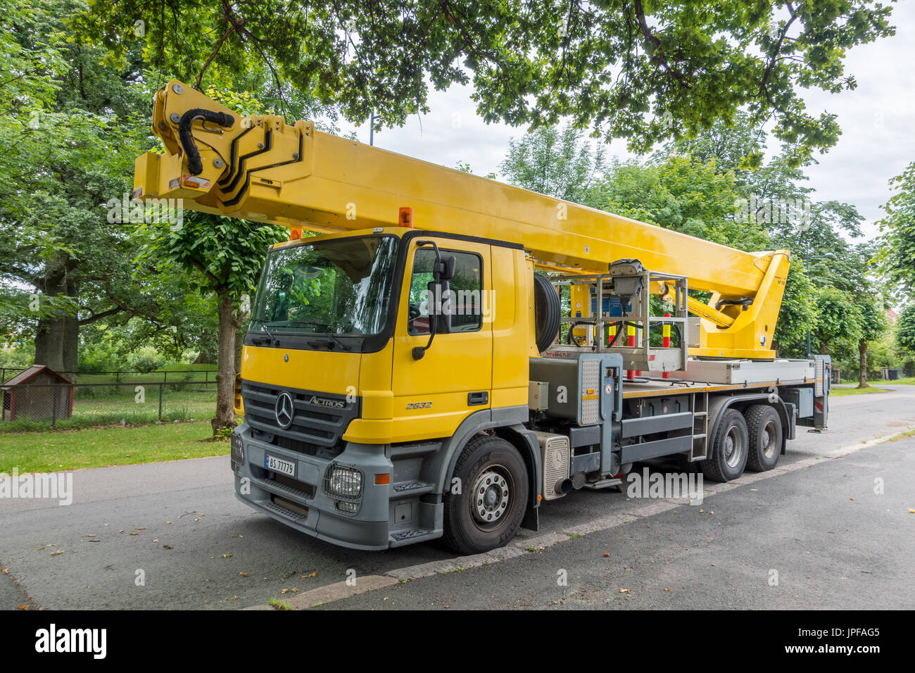 Yellow mobile crane parked Stock Photo - Alamy