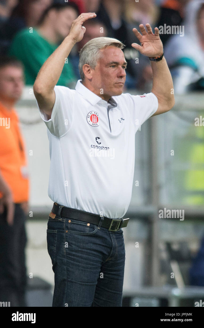 Trainer Olaf JANSSEN (Pauli) reisst die Arme hoch, Fussball 2 ...