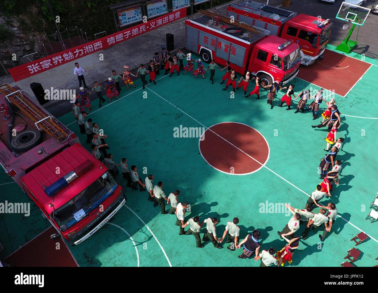 Performances for soldiers hi-res stock photography and images - Alamy