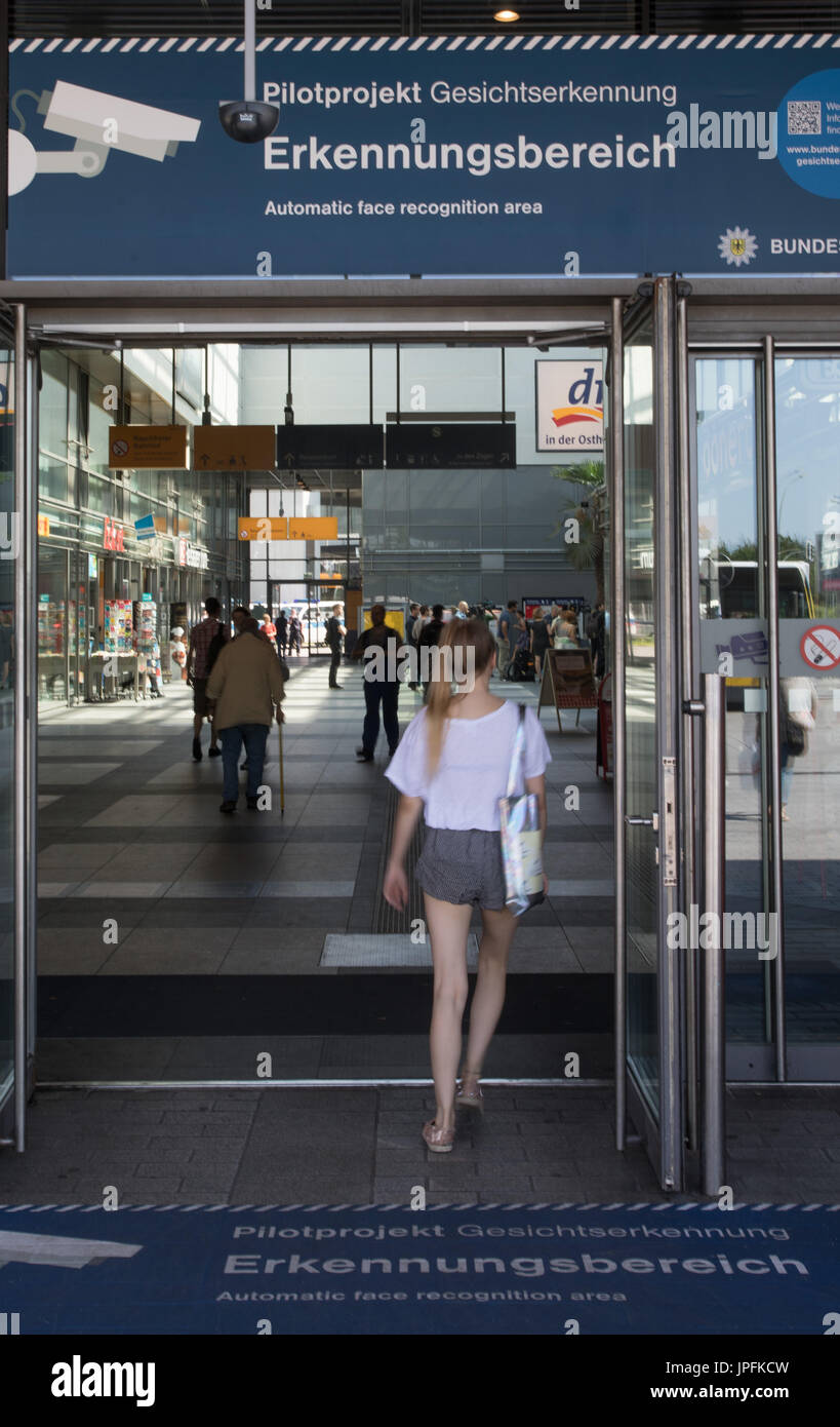 Cctv cameras in operation hi-res stock photography and images - Alamy