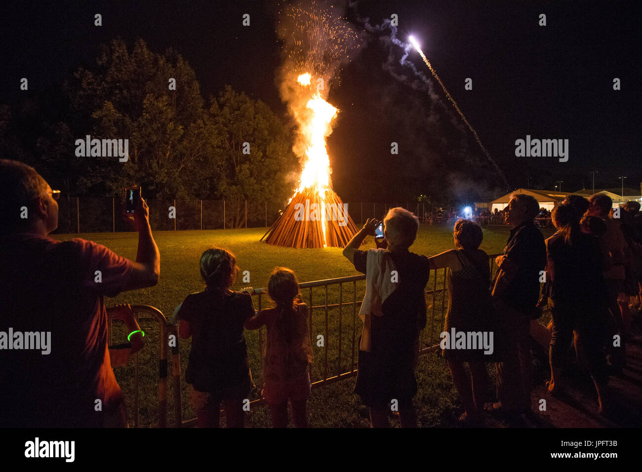 Geneva, Switzerland. 1st Aug, 2017. People watch a bonfire lit up to ...
