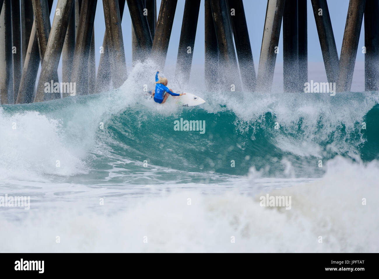 Hawaii wave straight on hi-res stock photography and images - Alamy