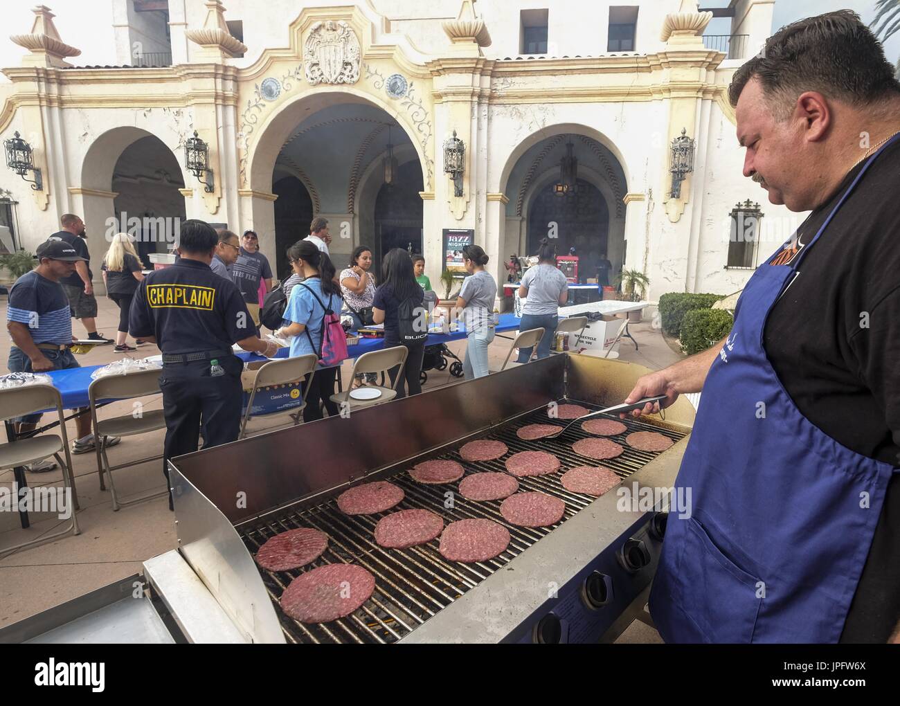 Los Angeles, California, USA. 31st July, 2017. A chef prepares free ...